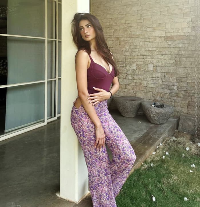 Palak Tiwari Flaunts Sexy Plunging Neckline In Purple Corset Top These Pics Will Set Your Heart