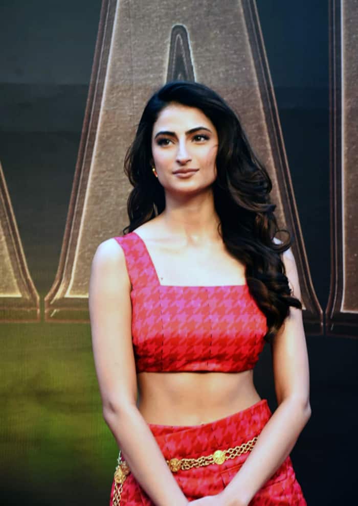 Palak Tiwari flaunts her hot body in mini skirt at Kisi Ka Bhai trailer ...