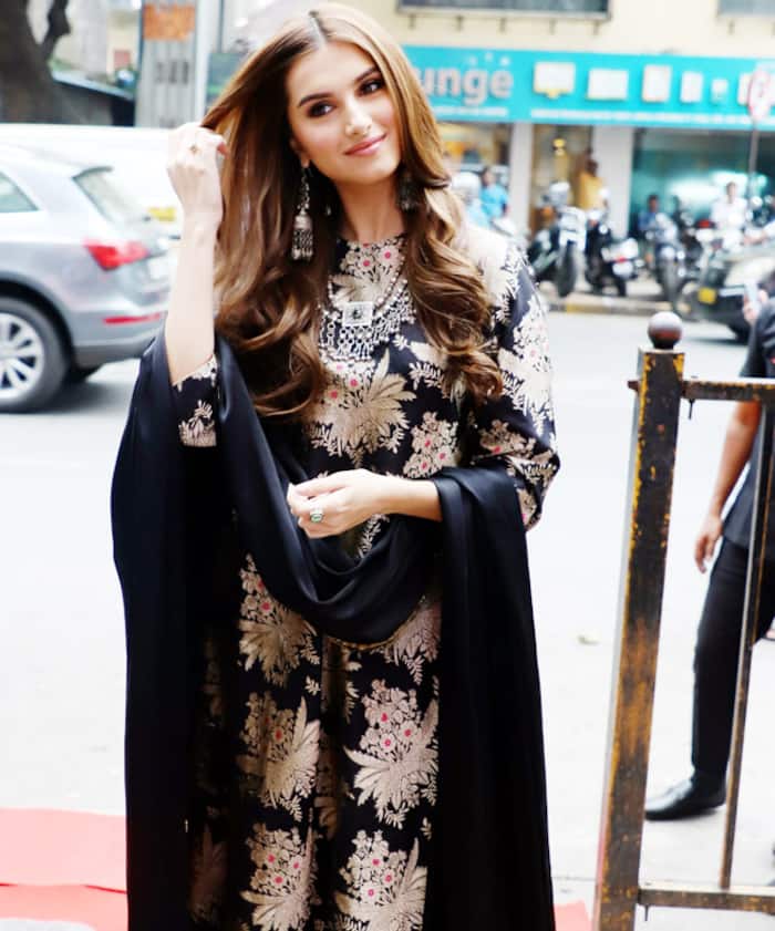 See Pictures: Tara Sutaria Looks Winsome in Black And Gold Salwar Suit ...