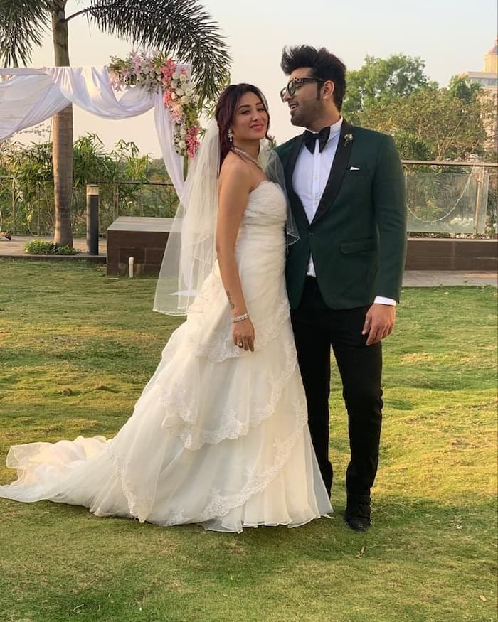 Paras, Mahira get fans excited with bridal photo op