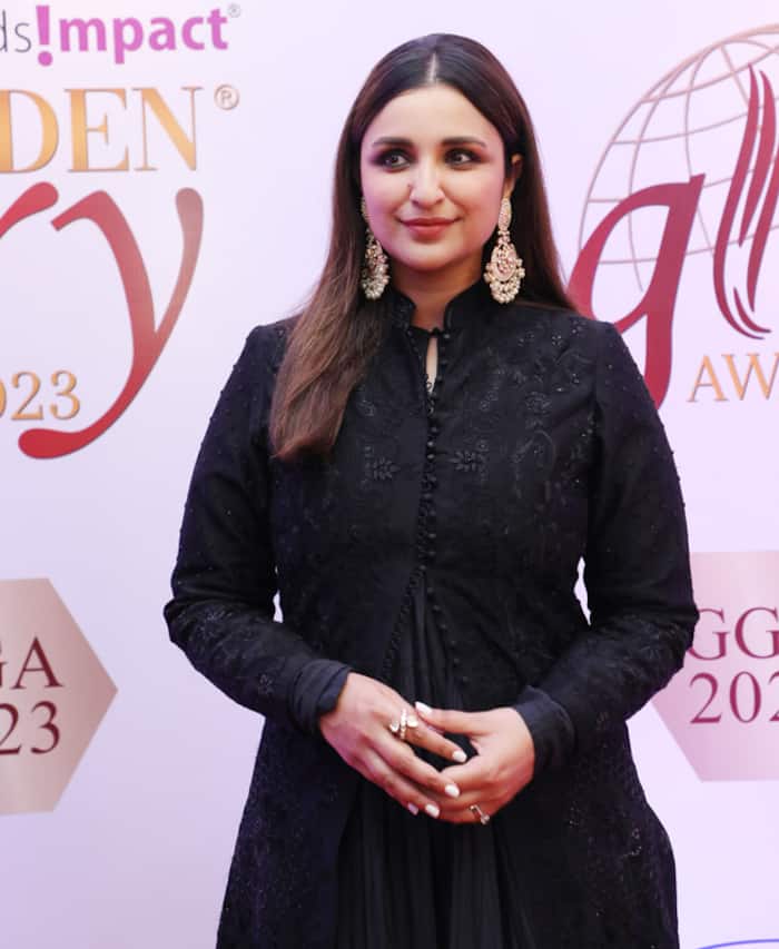 Parineeti Chopra Exudes Nothing But Exceptional Glow in All-Black, Fans ...