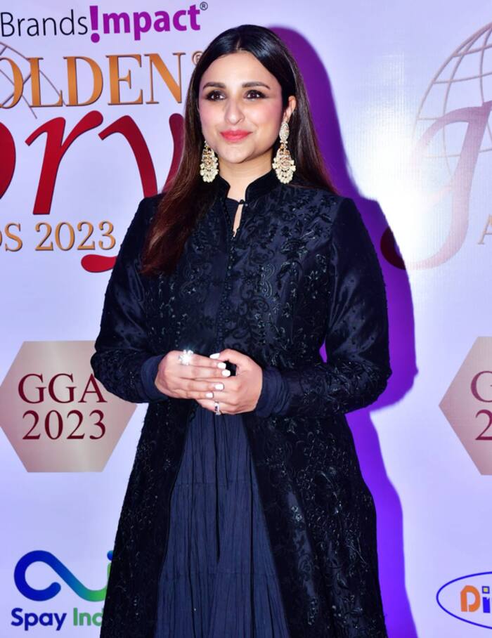Parineeti Chopra Exudes Nothing But Exceptional Glow in All-Black, Fans ...