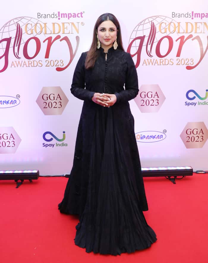 Parineeti Chopra Exudes Nothing But Exceptional Glow in All-Black, Fans ...