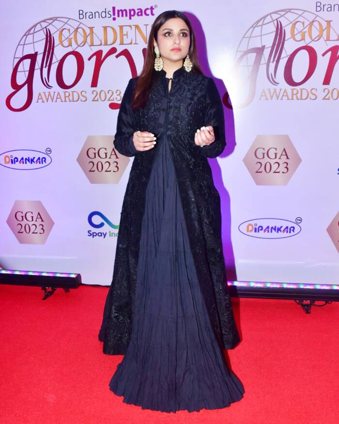 Parineeti Chopra Exudes Nothing But Exceptional Glow in All-Black, Fans ...