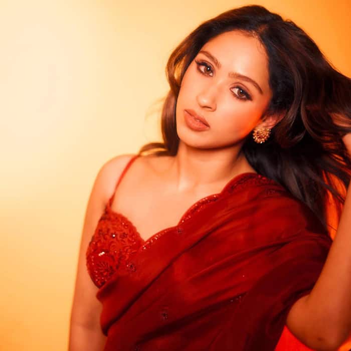 Pashmina Roshan Looks Like a Beautiful Rose in Red Organza Saree And ...