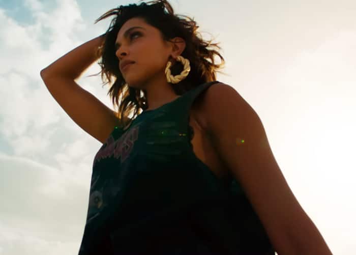 Deepika Padukone Breaks Hotness Meter With Bold Looks in Pathaan Song ...