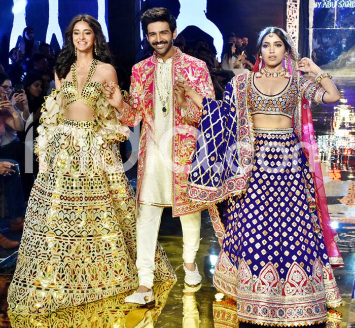 Actors Striking Pati Patni Aur Woh Pose