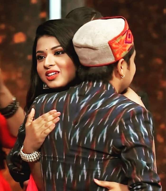 Pawandeep Rajan Hugs Arunita Kanjilal On Stage And Its Oh So Cute