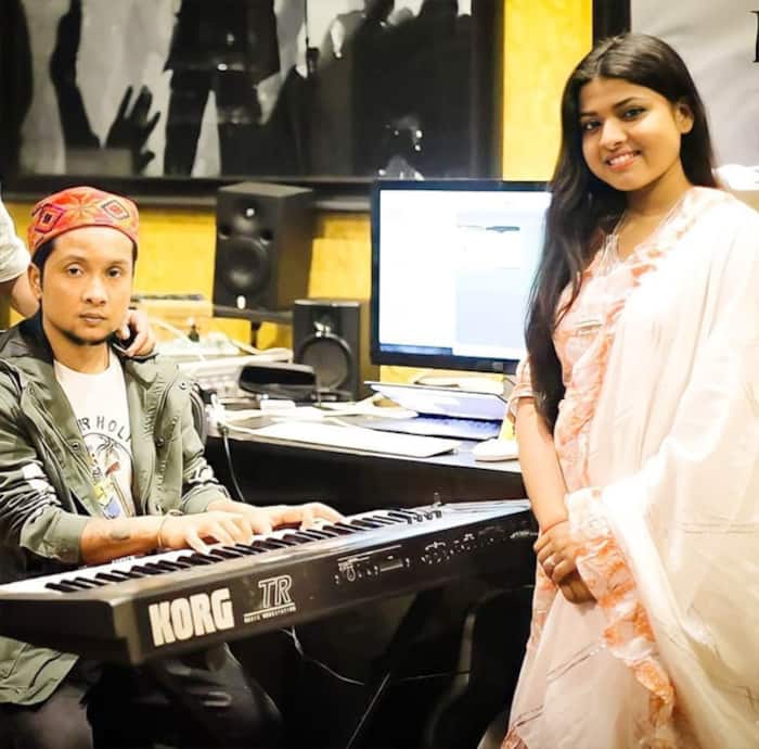 Pawandeep Rajan Arunita Kanjilal Pose For a Quick Selfie