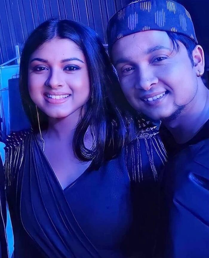 Pawandeep Rajan Arunita Kanjilal Pose For a Quick Selfie