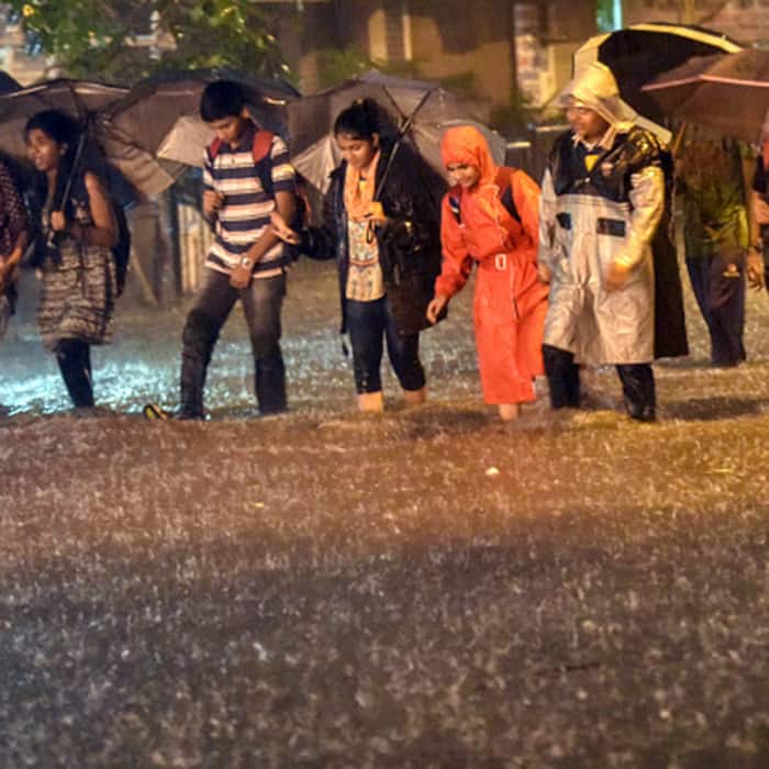 Mumbai Rains: Pictures depicting struggles of Mumbaikars!