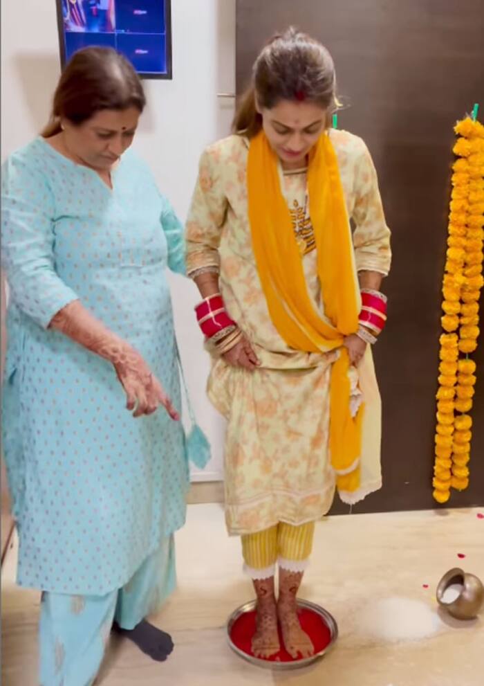 Payal Rohatgi Performs Pag Phera Rasam in Simple Yellow Suit, Red ...