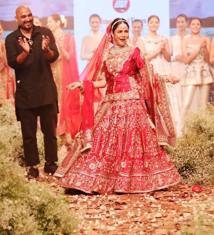 Shehnaaz Gill Does Gidda And Bhangra Wearing Bridal Lehenga During Ramp ...