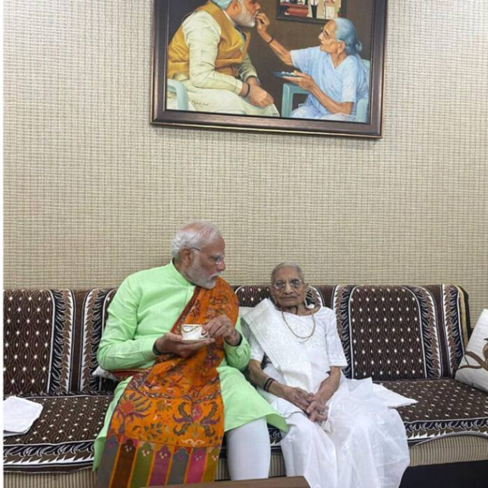 IN PICS: Heartwarming Moments of PM Modi And Mother Heeraben People ...