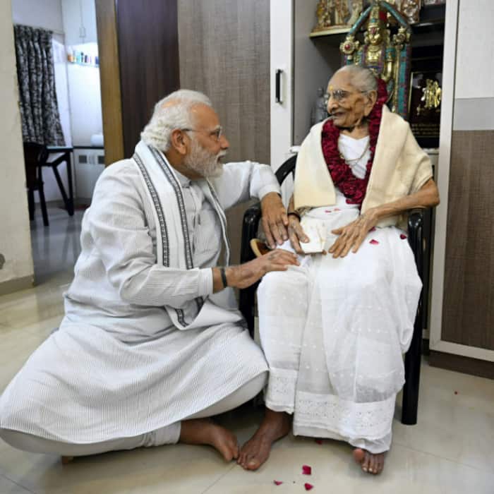 IN PICS: Heartwarming Moments of PM Modi And Mother Heeraben People ...