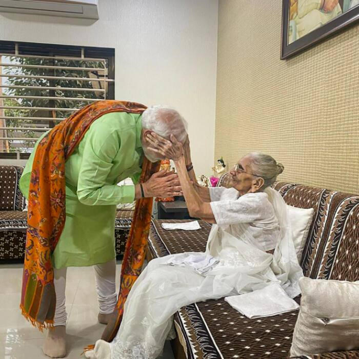 IN PICS: Heartwarming Moments of PM Modi And Mother Heeraben People ...