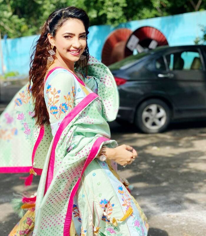 Pooja Banerjee Flaunts Her Contagious Smile