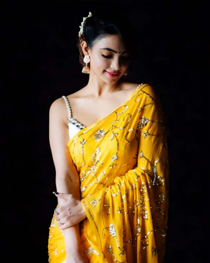 Gold Awards 2020: Pooja Banerjee Looks Simply Gorgeous in Golden Sequin ...