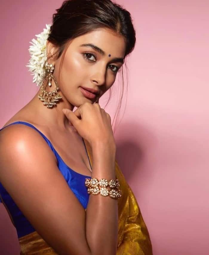 Pooja Hegde sets hearts ablaze in all black look