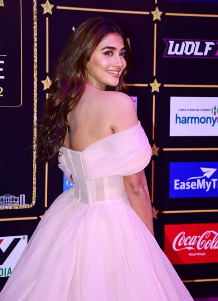 Pooja Hegde Looks Dreamy in Pink Off-Shoulder Gown at SIIMS Award 2022 ...