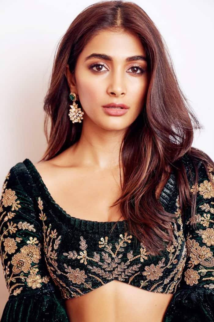 Pooja Hegde's Latest Instagram Pictures in Velvet Green Lehenga Can ...