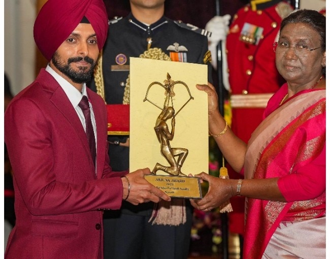 President Droupadi Murmu presents Arjuna Award to squash player Harindar Pal Singh Sandhu.