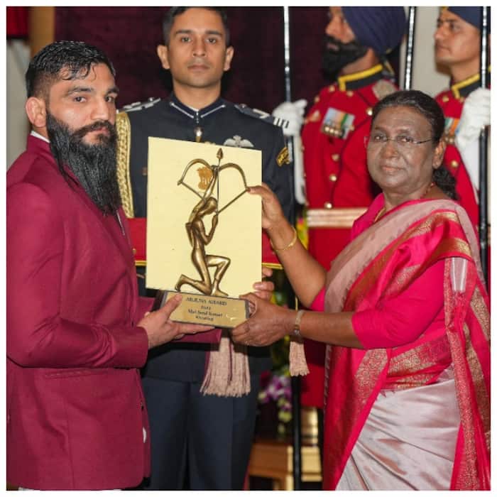 President Droupadi Murmu presents Arjuna Award to wrestler Sunil Kumar.