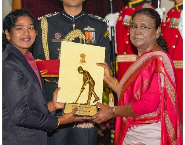 President Droupadi Murmu presents Dhyan Chand Award to kabaddi player Kavitha Selvaraj.