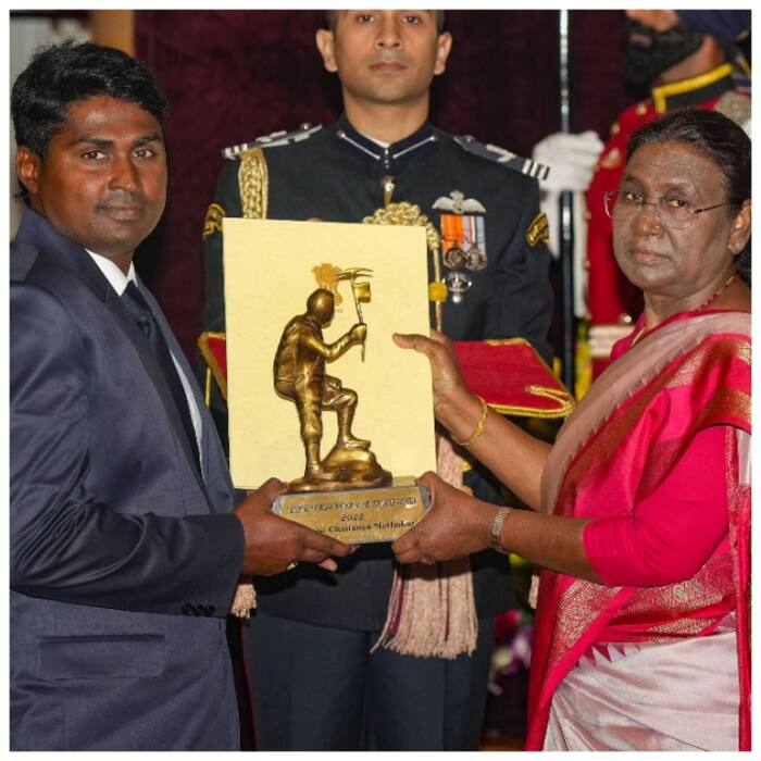 President Droupadi Murmu presents Tenizing Norgay National Adventure Award 2022 to swimmer ...