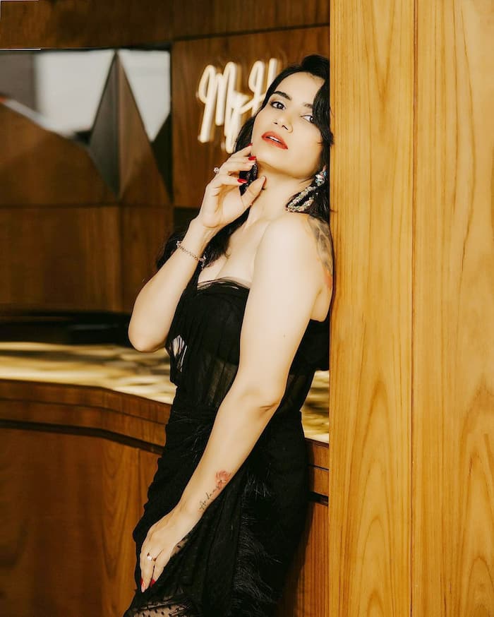 Priya Ahuja's Pics Go Viral