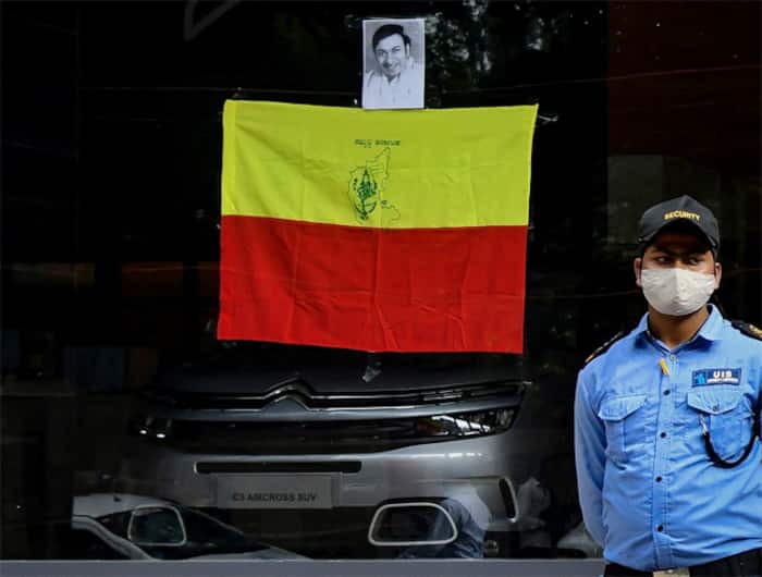 Puneeth Rajkumar Dies, Photos Capture Heartbroken Fans Wait Outside ...