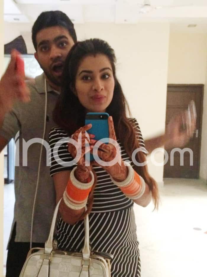 Bigg Boss 14 Contestant Sara Gurpal's Controversial Pictures go Viral ...