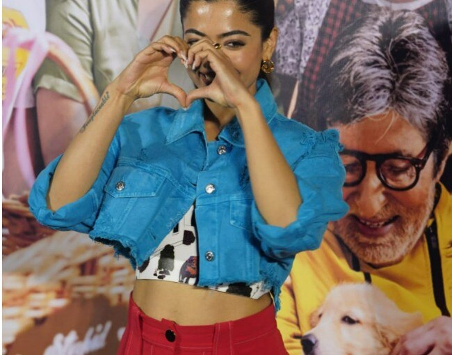 Pushpa actress Rashmika Mandanna flaunts her million dollar smile ...