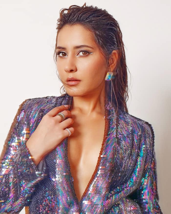 Raashii Khanna Oozes Oomph in Smoking Hot Glittery Co-ord Set l PHOTOS