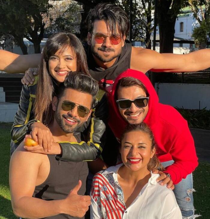 Is Vishal Aditya Singh's pose reminding you of Titanic?