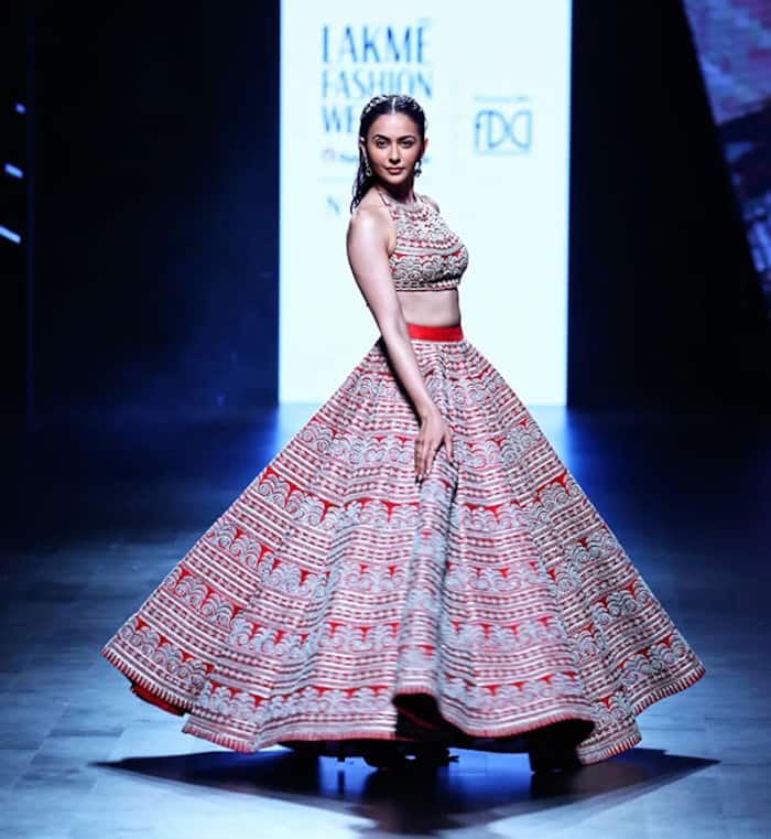 Rakul Preet Singh Looks Like a Vision to Sore Eyes