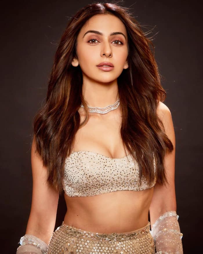 Rakul Preet Sets Hearts Ablaze in Golden Lehenga With Tube Shimmery Choli at Sid-Kiara's ...