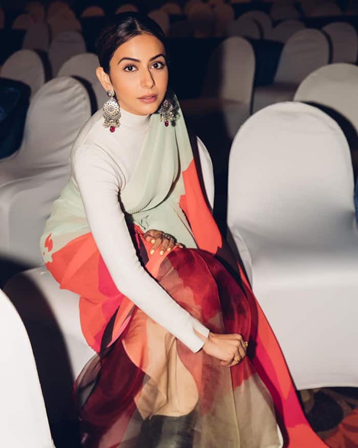 Rakul Preet Singh Makes Heads Turn in Latest Photos