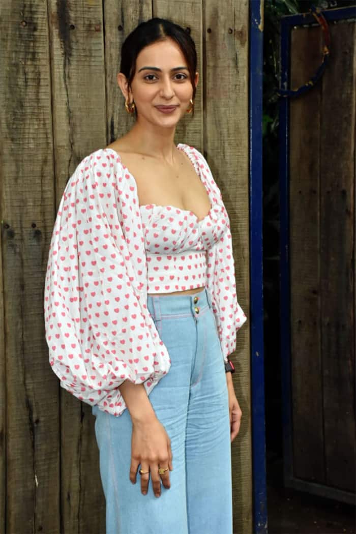 Rakul Preet Singh Spreads Magic in Red Polka Dot Puffy-Sleeves Crop Top ...