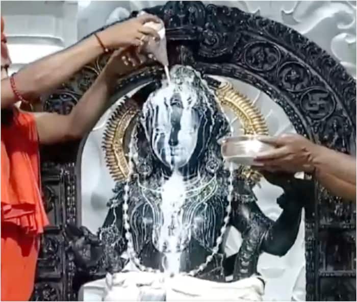In PICS | Priests Perform 'Divya Abhishek' Of 'Ram Lalla' As Ram Navami ...