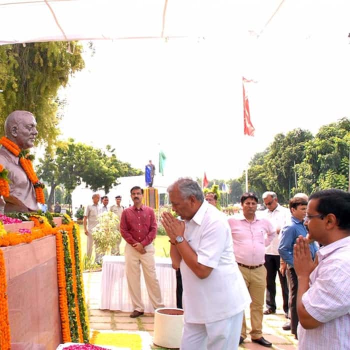 Chief Minister Arvind Kejriwal pays tribute to Shaheed Bhagat Singh on ...
