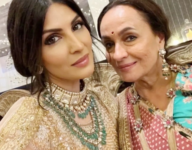 Ranbir Alia Wedding LIVE Photos: Soni Razdan Riddhima Kapoor Sahni pose ...