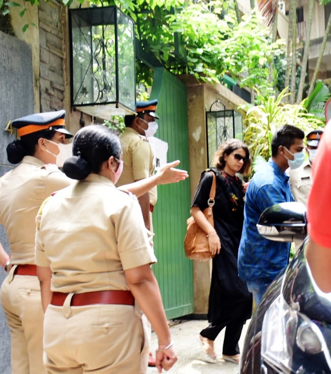 Kangana Ranaut's office building demolished, Rangoli pays a visit