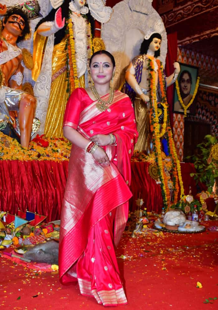 Rani Mukherjee Steps Out in Bright Pink Silk Saree to Attend Navami ...