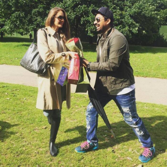Rannvijay Singha holding wife Prianka SIngha in his arms