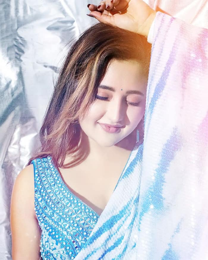 Rashami Desai Redefines Elegance in Blue Saree And Shimmery Blouse For ...