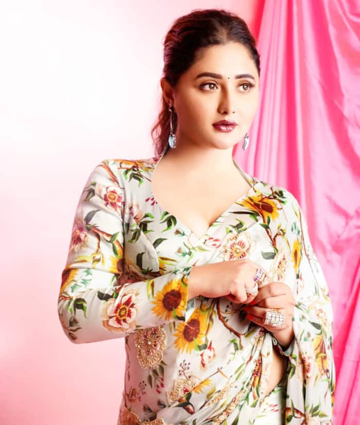 Rashami Desai is a Hot Siren in Printed Floral Saree With Sexy Blouse ...