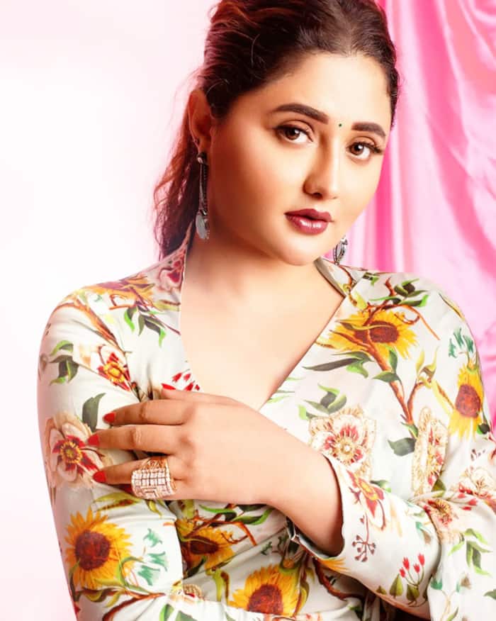 Rashami Desai is a Hot Siren in Printed Floral Saree With Sexy Blouse ...