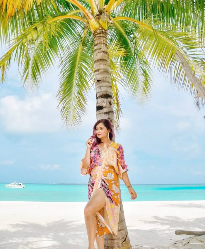 Rashami Desai Flaunts Her Perfectly Tones Sexy Legs In Mini Coral ...