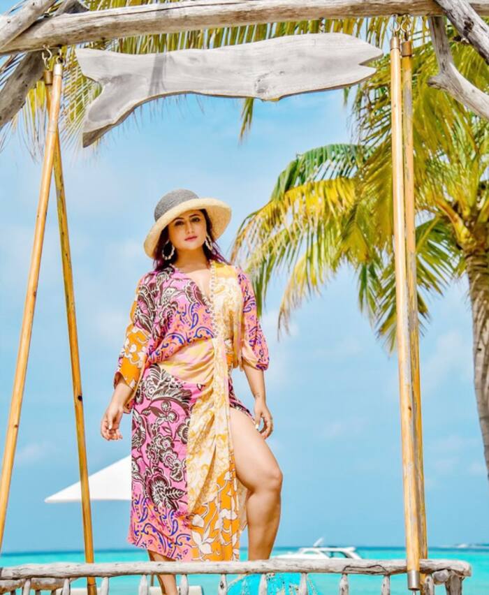 Rashami Desai Flaunts Her Perfectly Tones Sexy Legs In Mini Coral ...